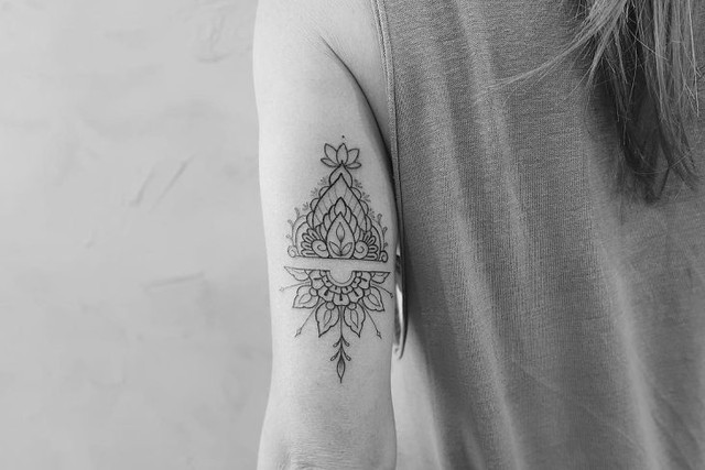 Tatuagem de mandala feminina: ideias com o símbolo que vai além da estética