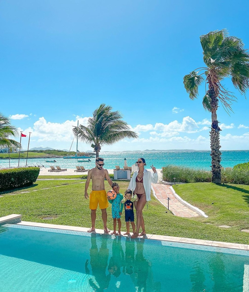 Marília Nery posa de biquíni e abre novo álbum de fotos com o jogador ...