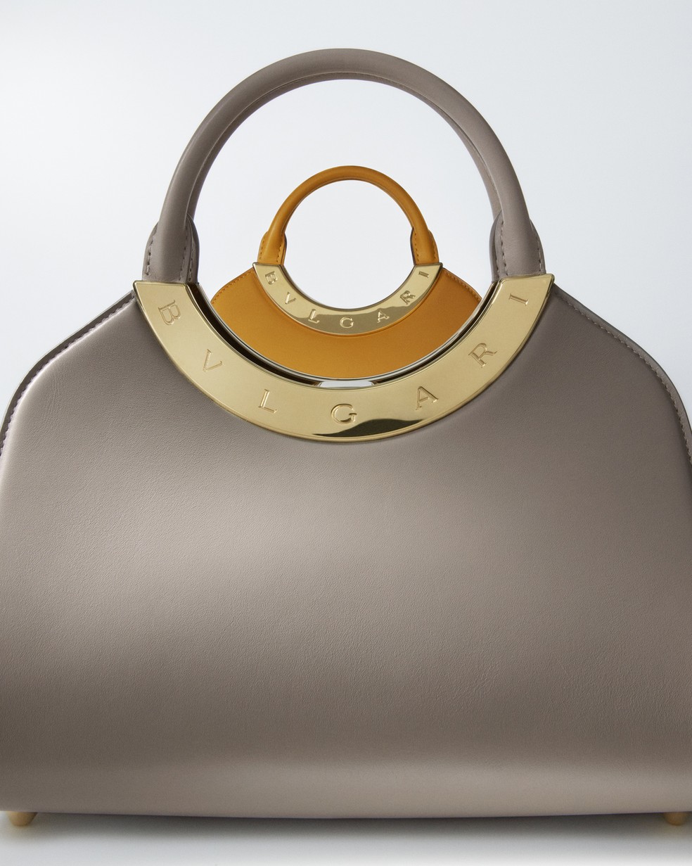 A bolsa Bulgari que tem um detalhe inspirado nas antigas moedas de Roma ...