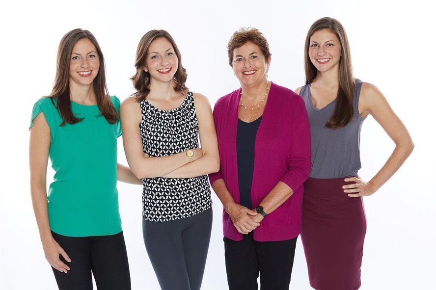 Trigêmeas se formam em medicina e trabalham com a mãe em clínica ...