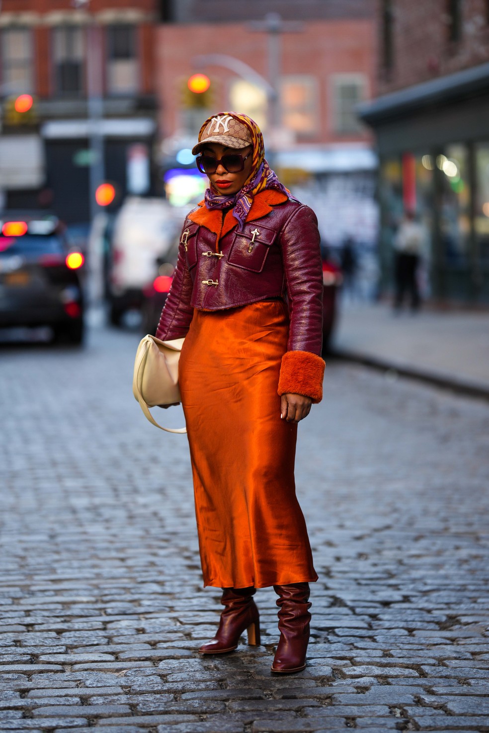 Disfarce ou estilo? Usar lenço com boné virou trend; aqui estão 6 ...