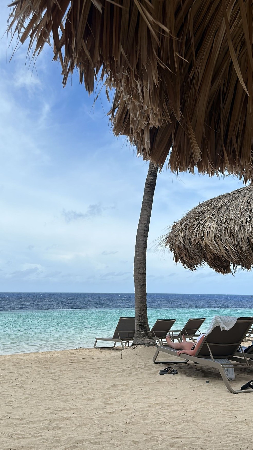 De biquíni fio-dental de crochê, Ivy Moraes surge agarradinha com ...