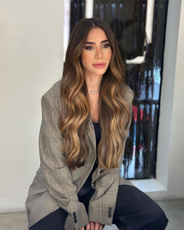 Romana Novais aposta em fios iluminados e corte em camadas e mostra novo visual