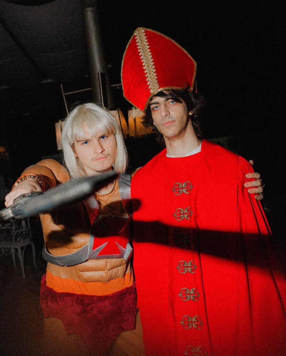 Isabeli Fontana publica fotos raras do filho com Henri Castelli ...