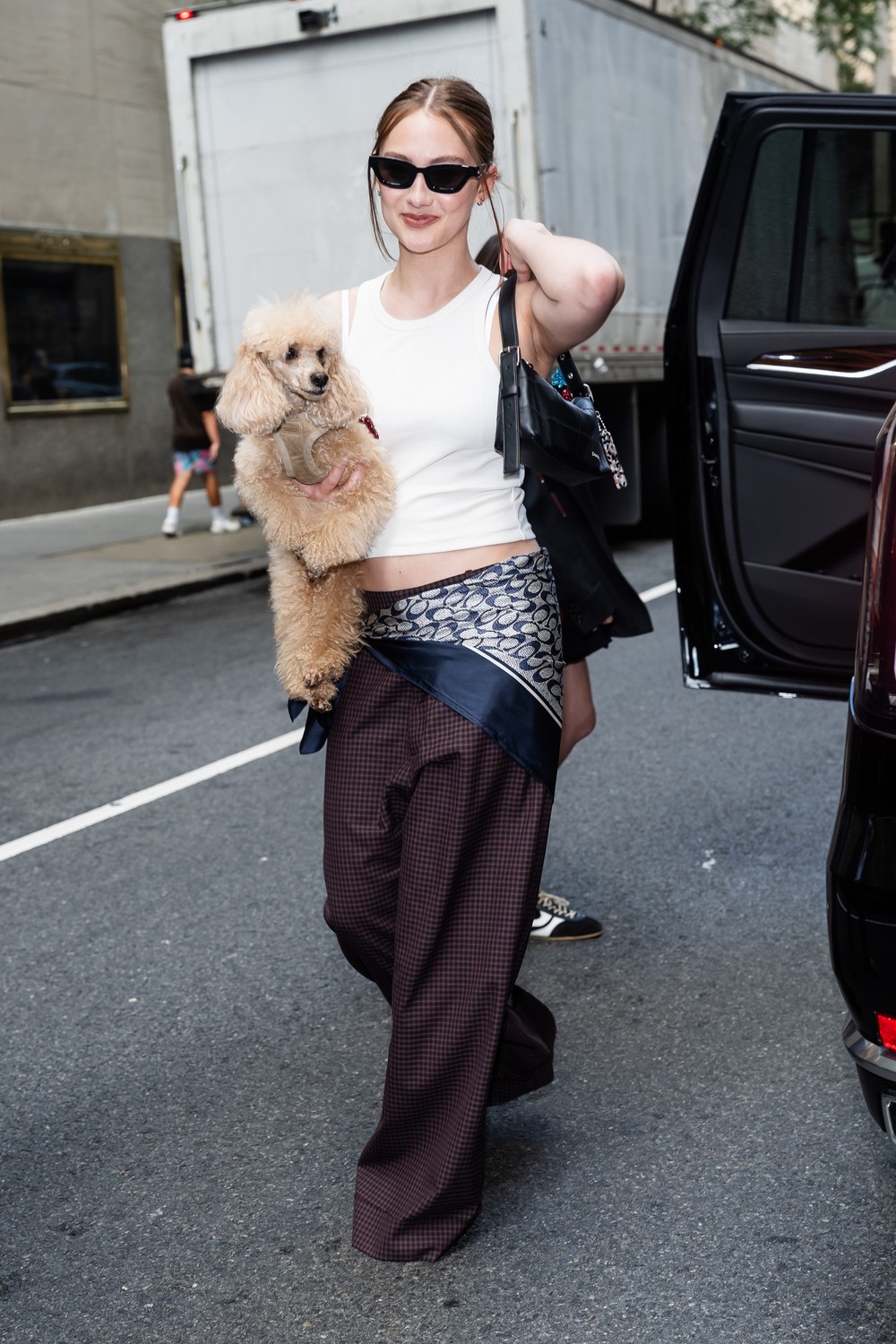 Lenço na cintura: como usar o truque de styling mais estiloso do momento