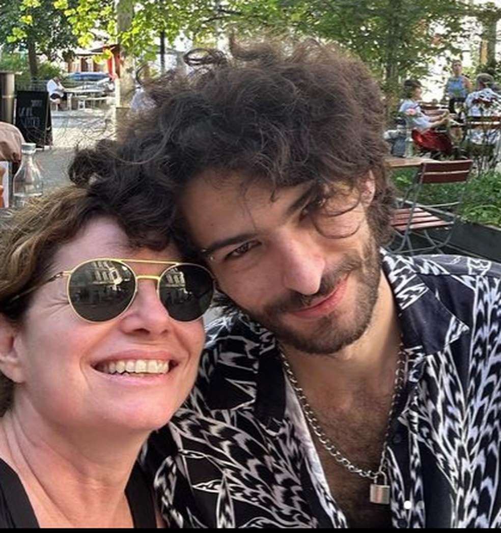 Filha de Debora Bloch, Julia Anquier surge sorridente com a namorada ...