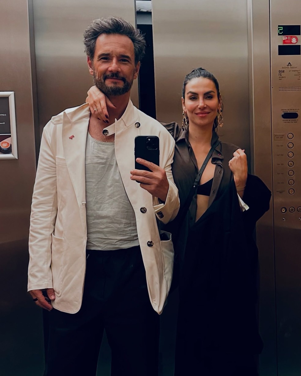 Mel Fronckowiak mostra fotos de 'escapada' para o exterior ao lado do ...