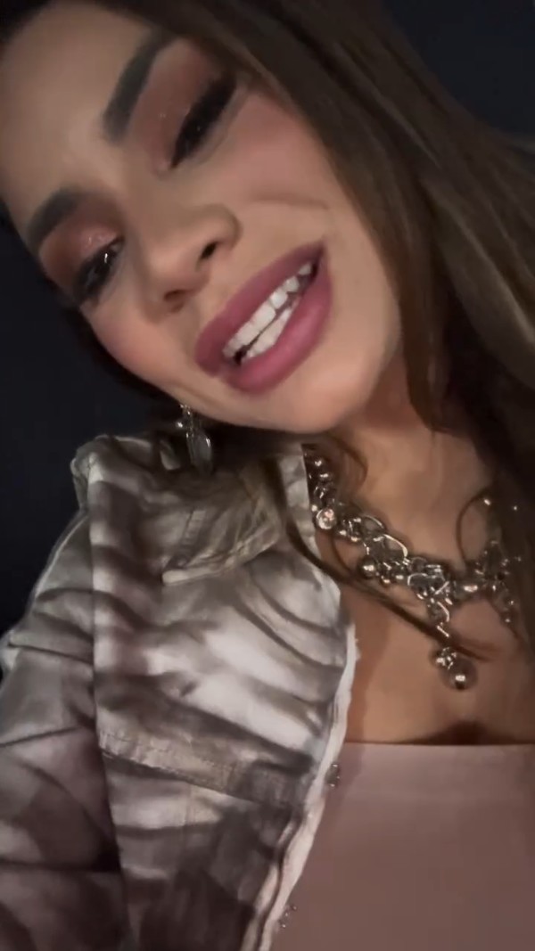 Lexa ganha presentes e conversa com bebê antes do primeiro show após ...