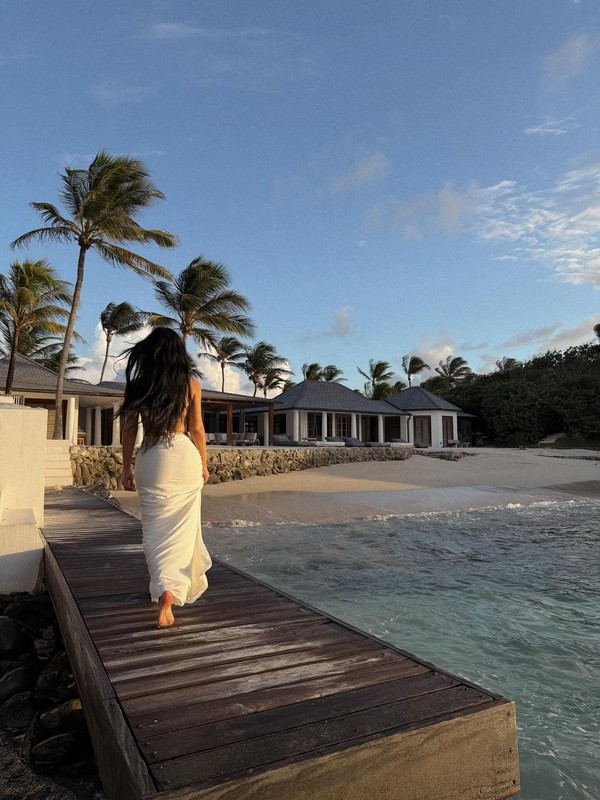 Kim Kardashian posa deslumbrante em ilha particular de magnata; aluguel ...
