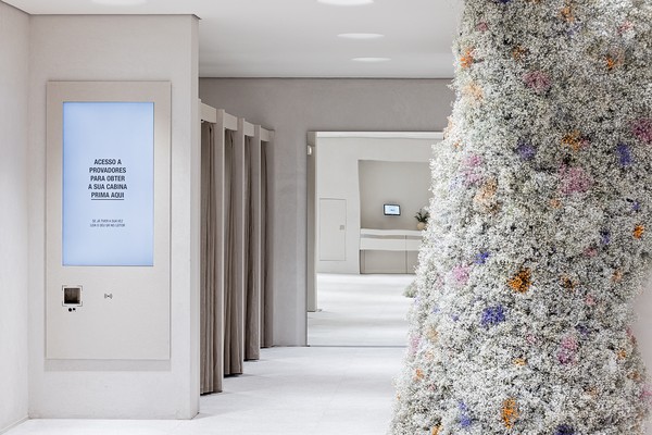 Recém-inaugurada, primeira loja-conceito da Zara no Brasil inova com ...