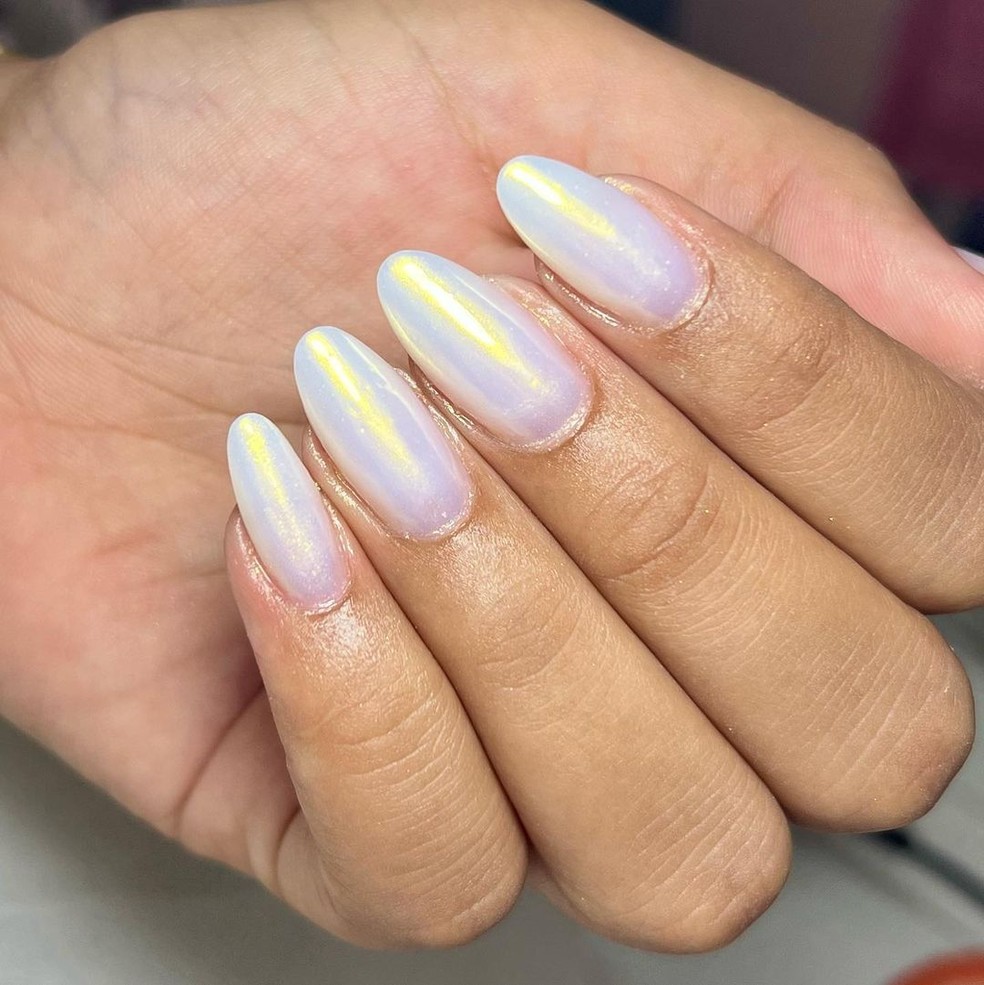 Unhas decoradas: cores claras para usar até o fim de 2024