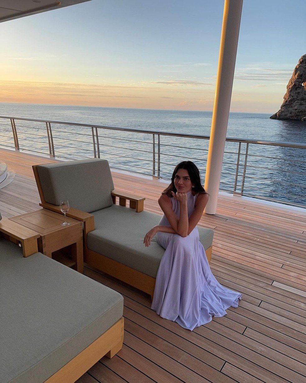 Kendall Jenner aposta em vestido com transparência e arranca elogios