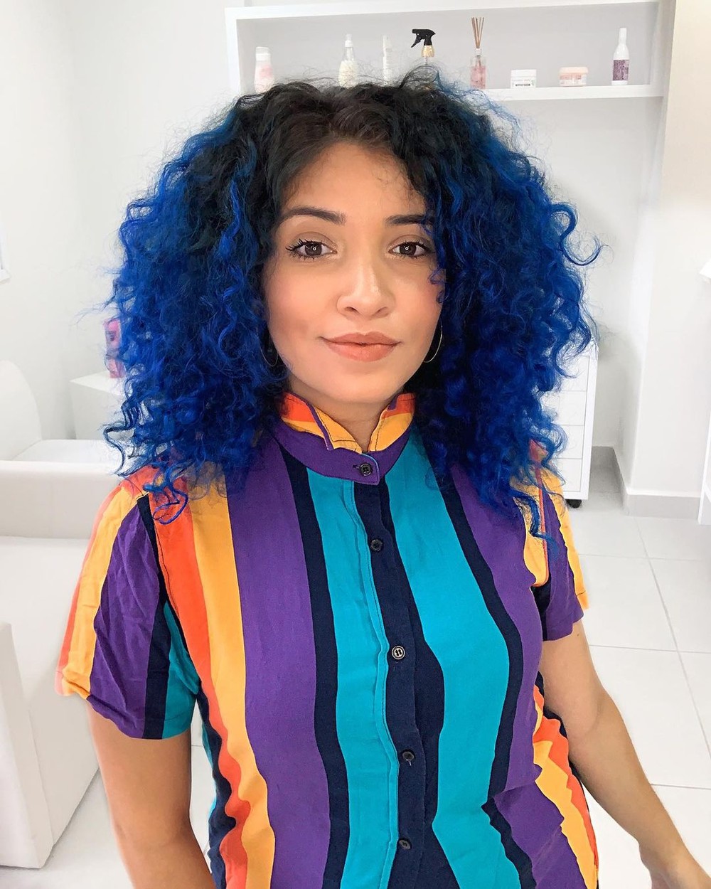 Cabelos cacheados pintados de azul: 11 inspirações para aderir a cor