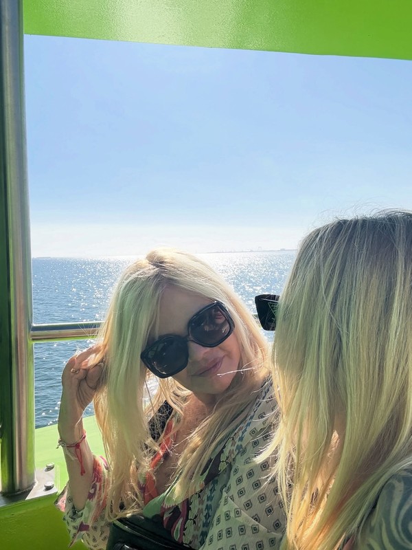 Monique Evans surge de topless e em clima de romance com a mulher em ...