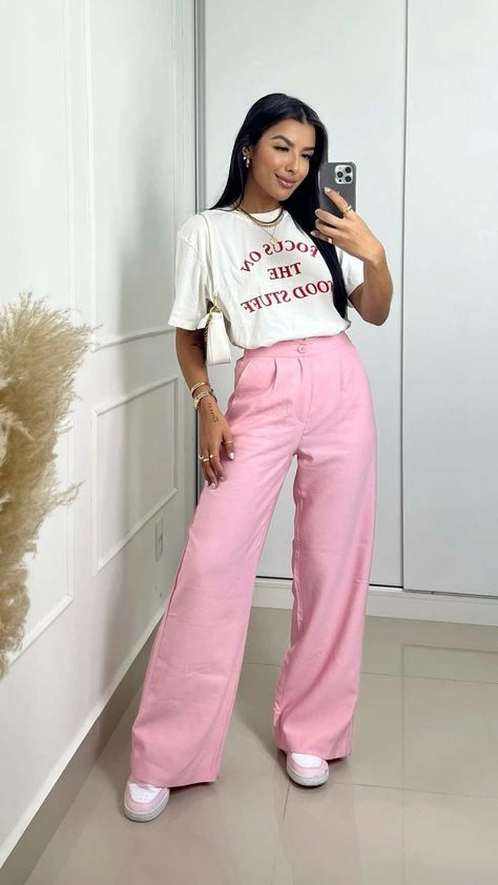 Como criar um look com calça rosa? 20 ideias para se inspirar e ousar ...