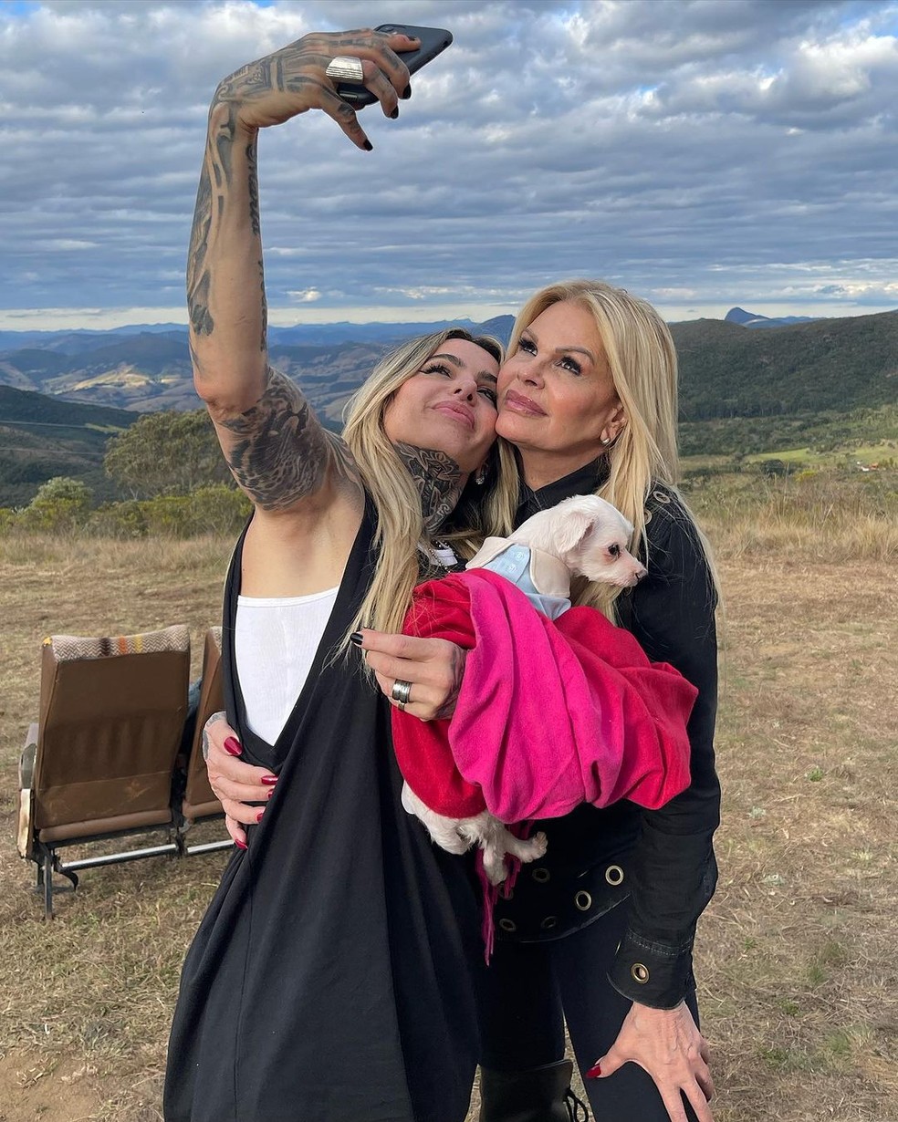 Monique Evans aparece em cliques românticos com namorada e ganha ...