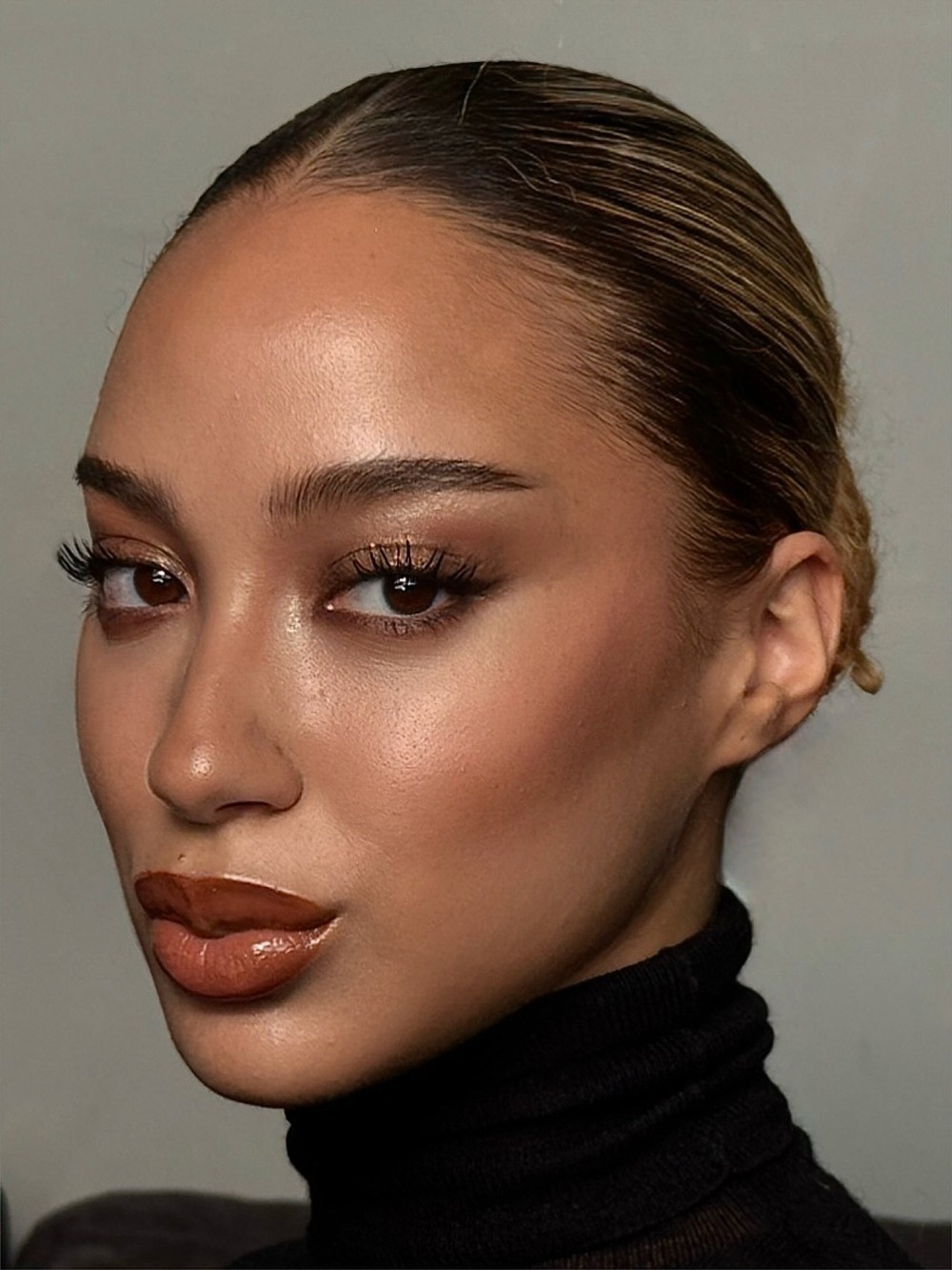 ‘Toasty Makeup’: como fazer a maquiagem glow em tons terrosos