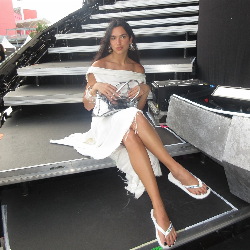 Biquíni, praia, mar e sol: Dua Lipa publica cliques vivendo o 'jeito carioca'