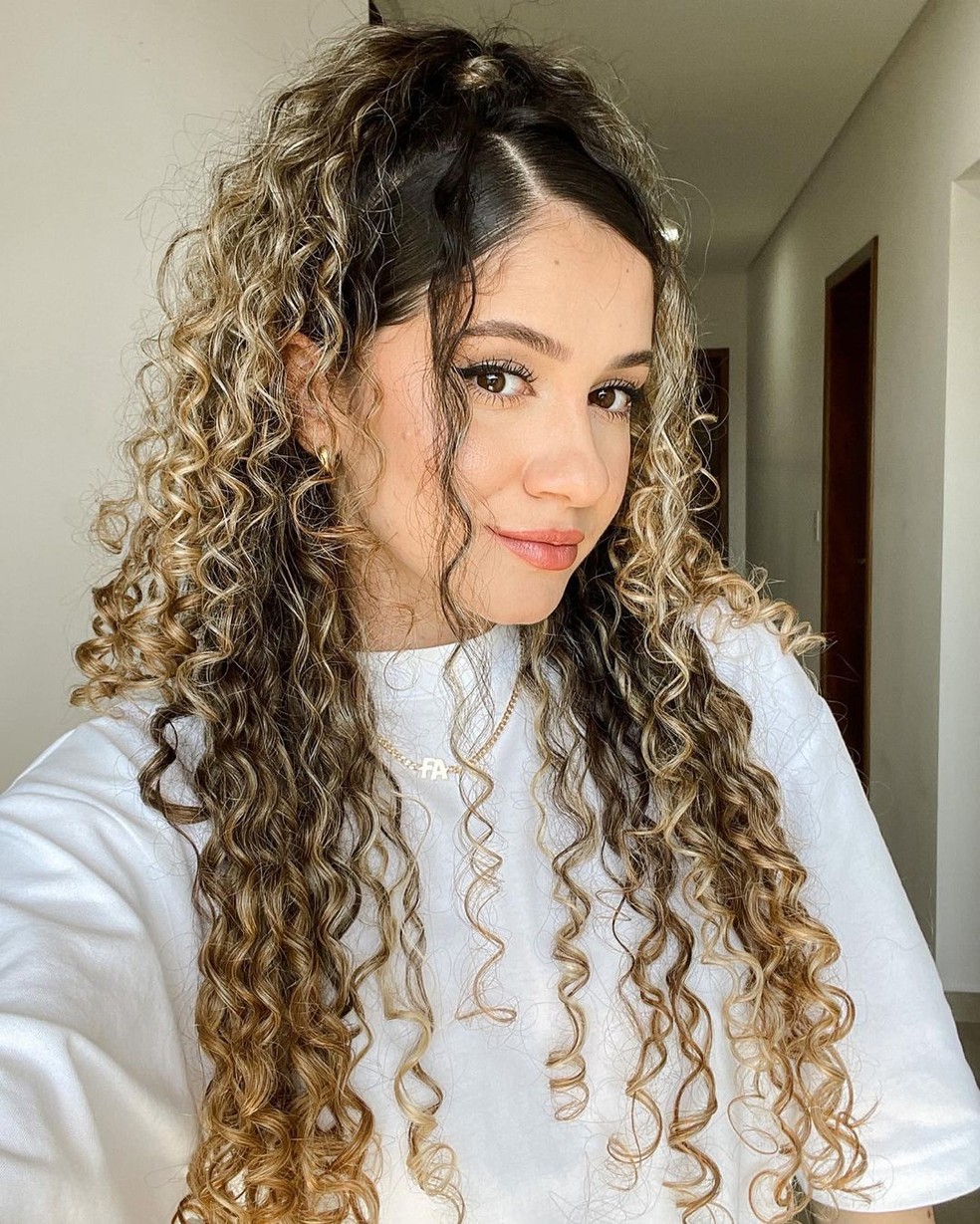 15 penteados fáceis de fazer sozinha em cabelos cacheados