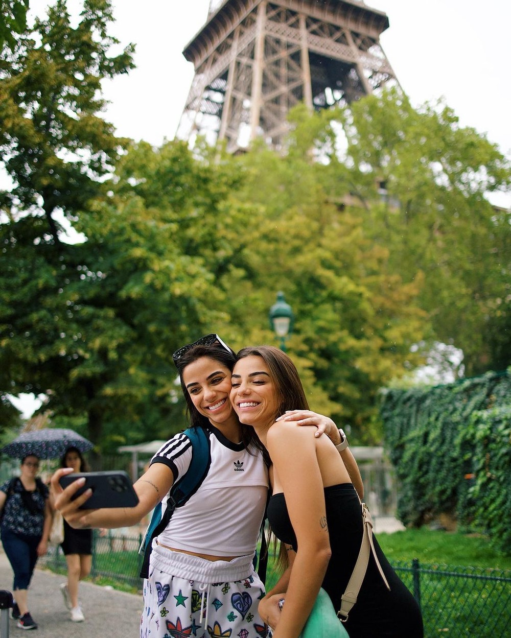 Key Alves abre álbum de viagem a Paris com irmã gêmea: 'Que experiência!'