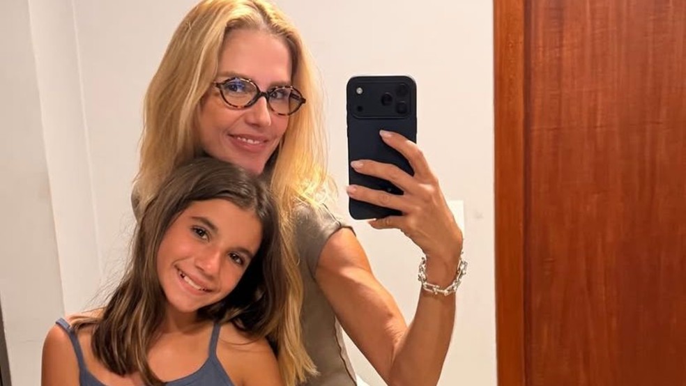 De biquíni, Deborah Secco combina look praiano com a filha, Maria Flor ...