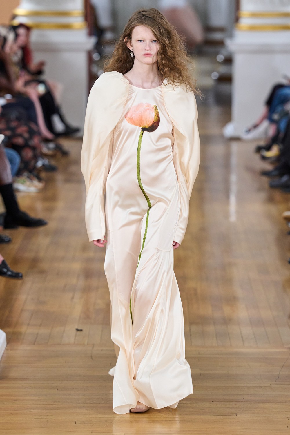LFW: Simone Rocha traz olhar poético para a fase de amadurecimento em ...