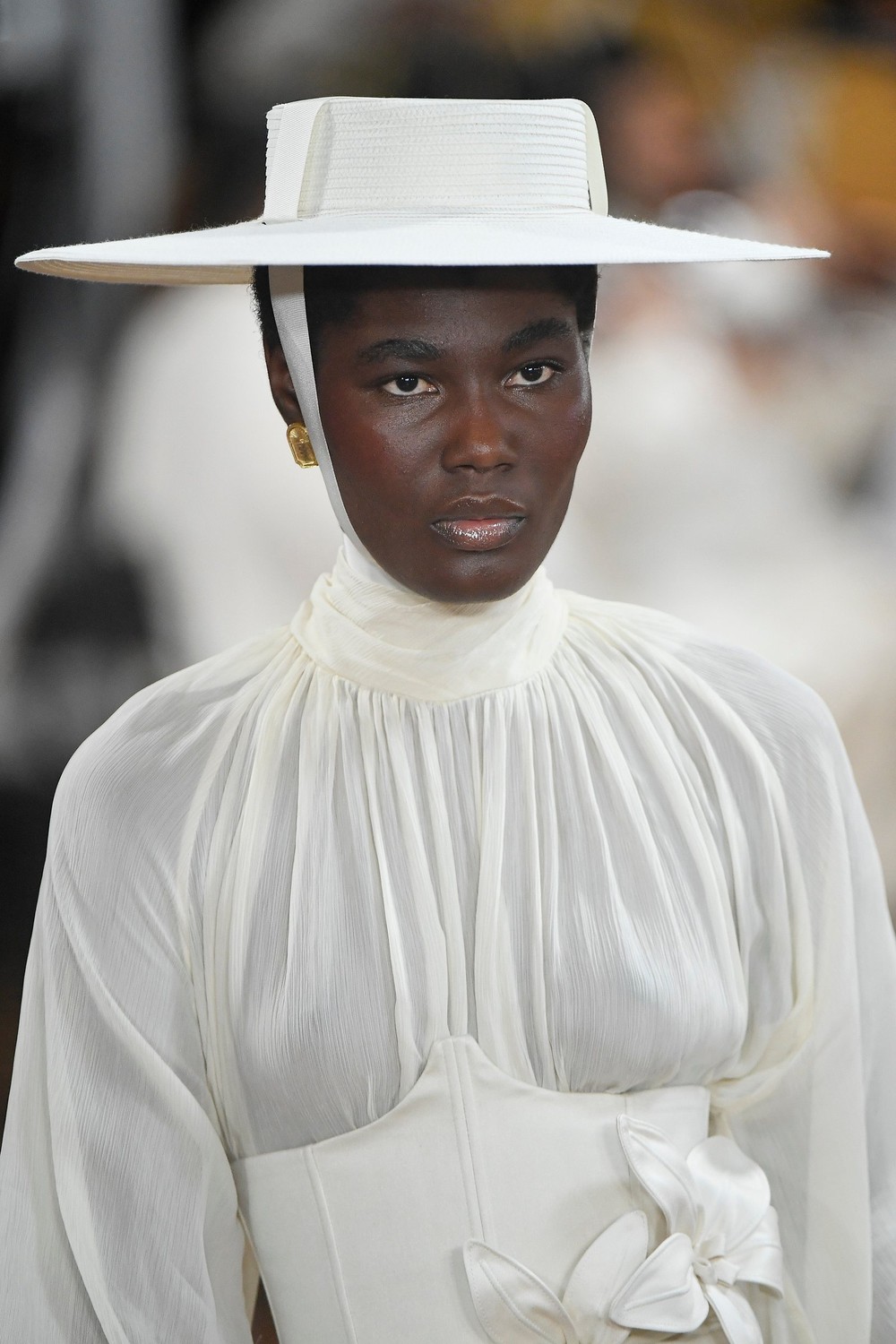 Acessórios dourados e mais 2 tendências que Aluf levou ao SPFW