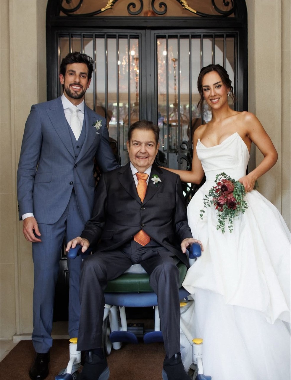 Lara Silva, filha de Faustão, abre álbum de fotos do casamento e posa com o pai