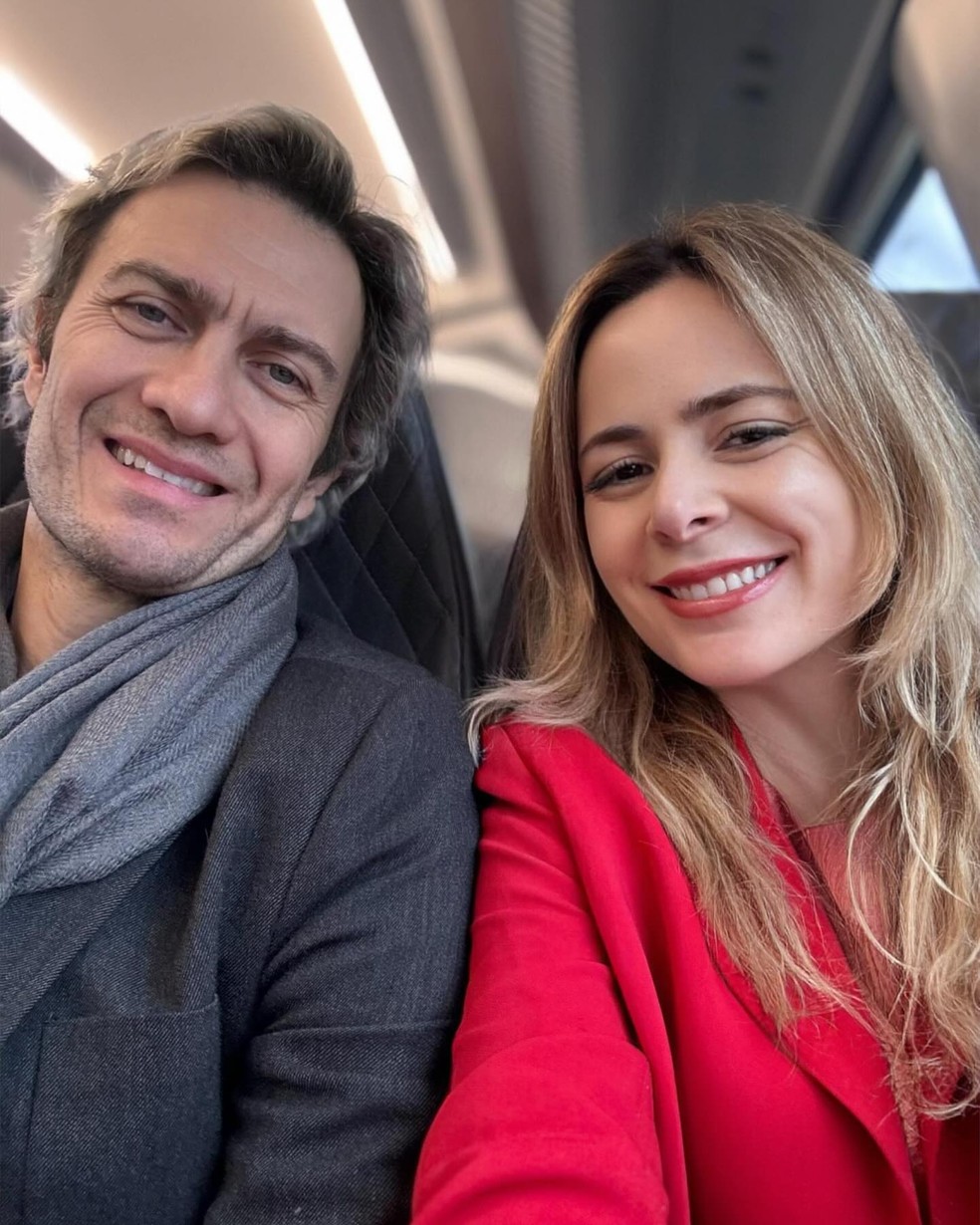 Gabriel Braga Nunes surge em momento de carinho com a mulher e as filhas