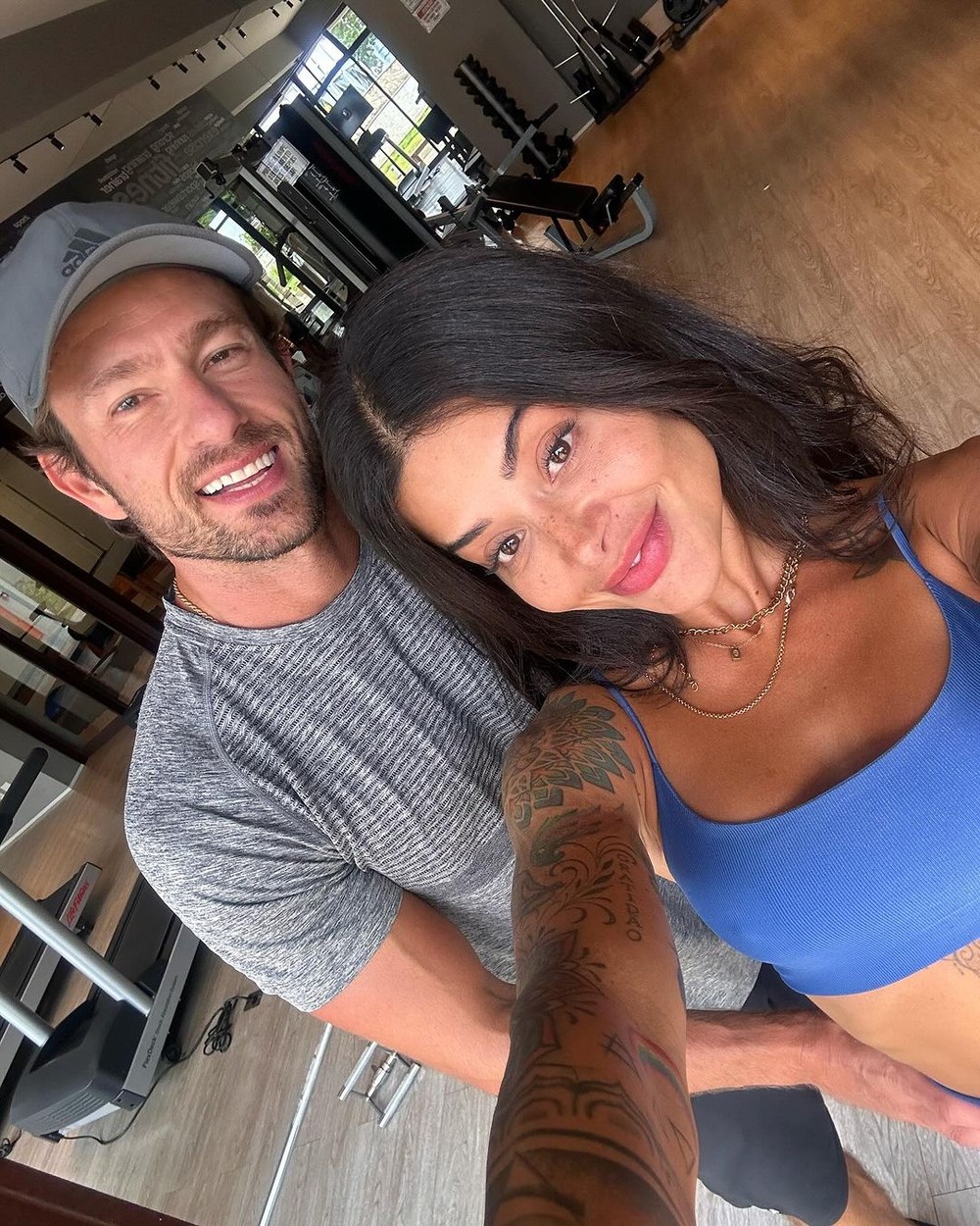 Aline Campos renova bronze e leva beijo no bumbum do namorado, Felipe Von Borstel; fãs elogiam ...