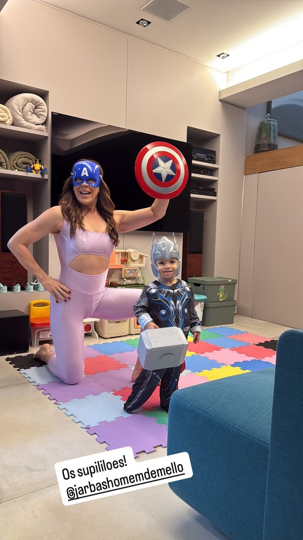 Claudia Raia se derrete ao posar de super-herói com o filho caçula ...