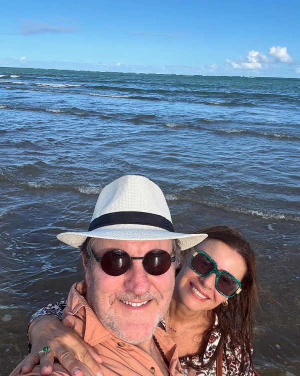 Discreto, Antonio Calloni mostra viagem romântica com a mulher para ...