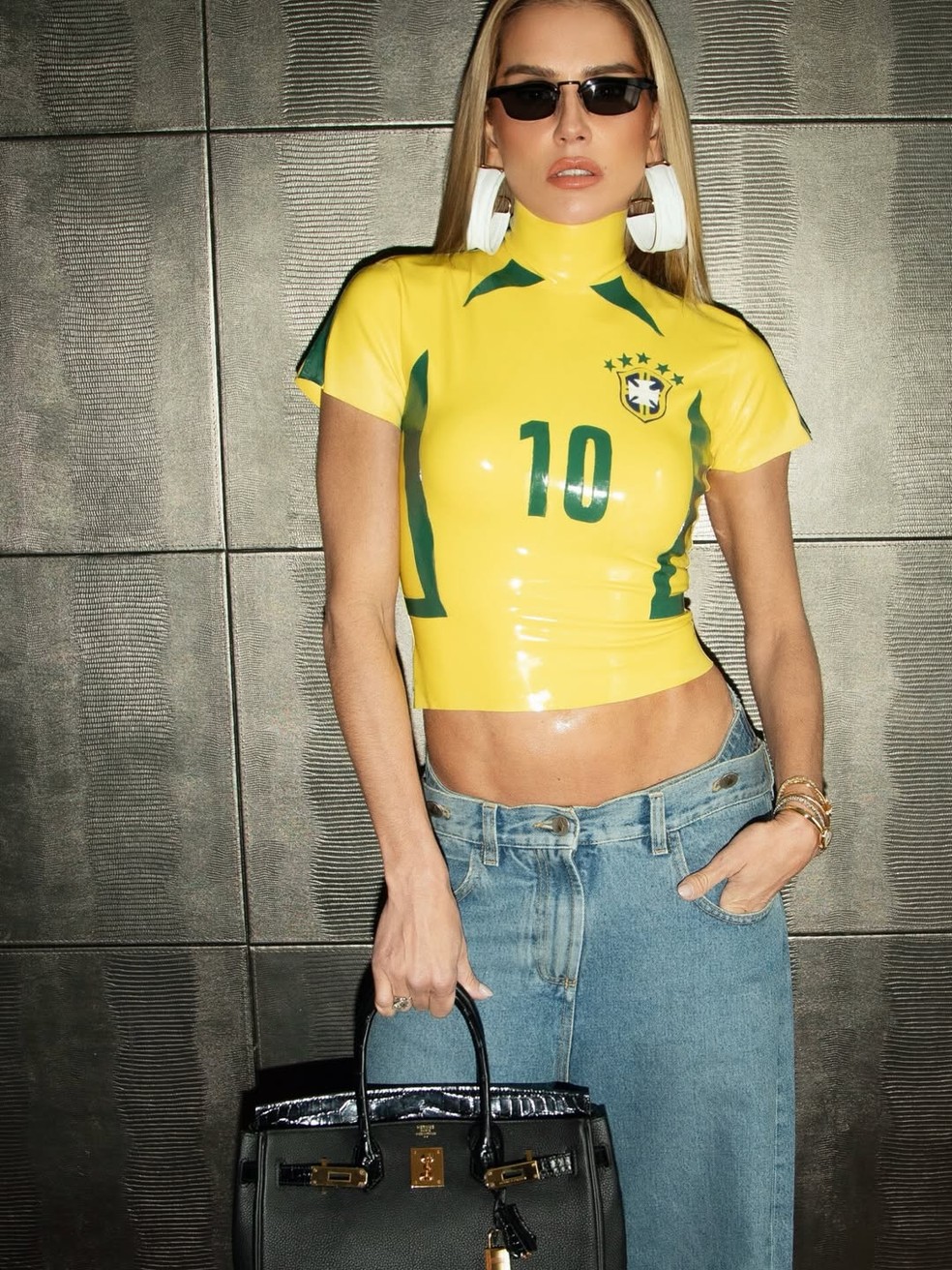 Deborah Secco ativa modo torcedora e aposta em look com 'camisa 10' em ...
