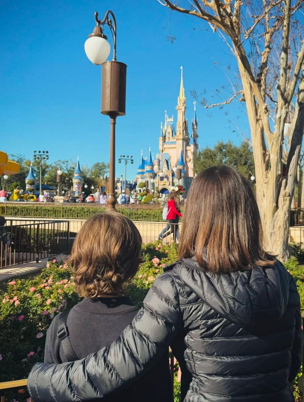 Sandy posa com o filho, Theo, em cliques de viagem à Disney: 'Dias mágicos'