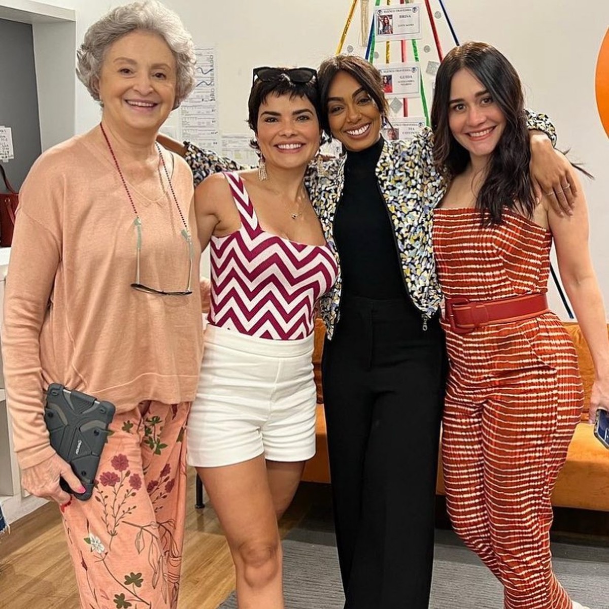 Alessandra Negrini posa com atrizes de 'Travessia': 'Só com as brabas'