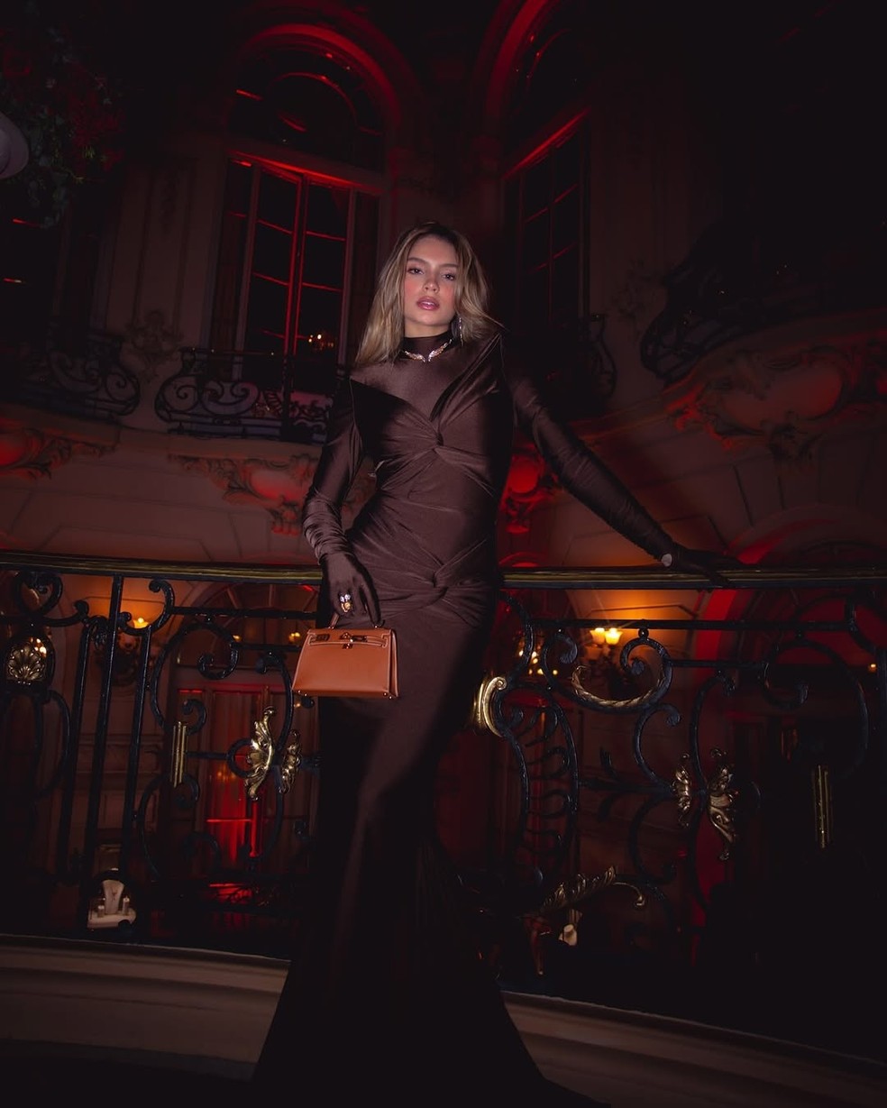 Em Madrid, Gabriely Miranda posa em jantar de gala histórico de marca de joias