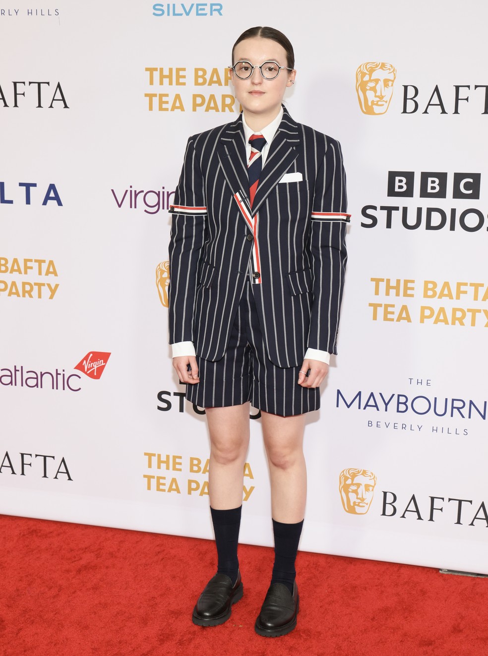 6 vezes em que Bella Ramsey quebrou padrões com looks boyish