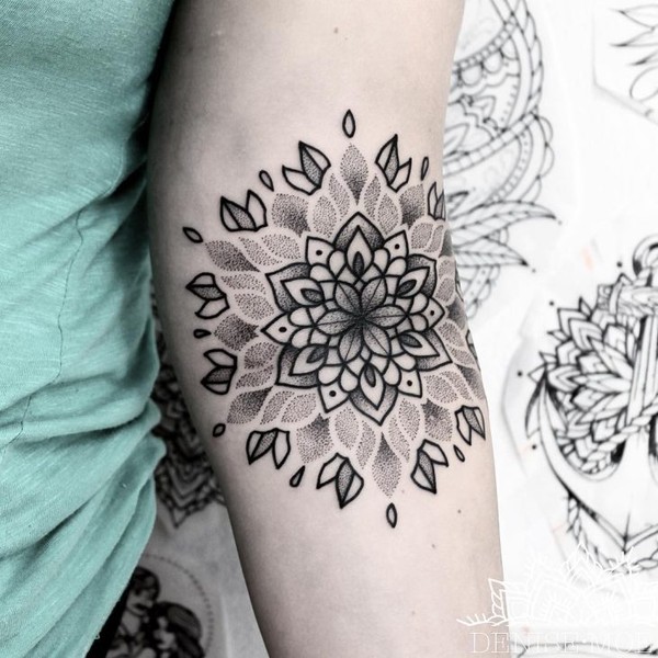 Tatuagem de mandala feminina: ideias com o símbolo que vai além da estética