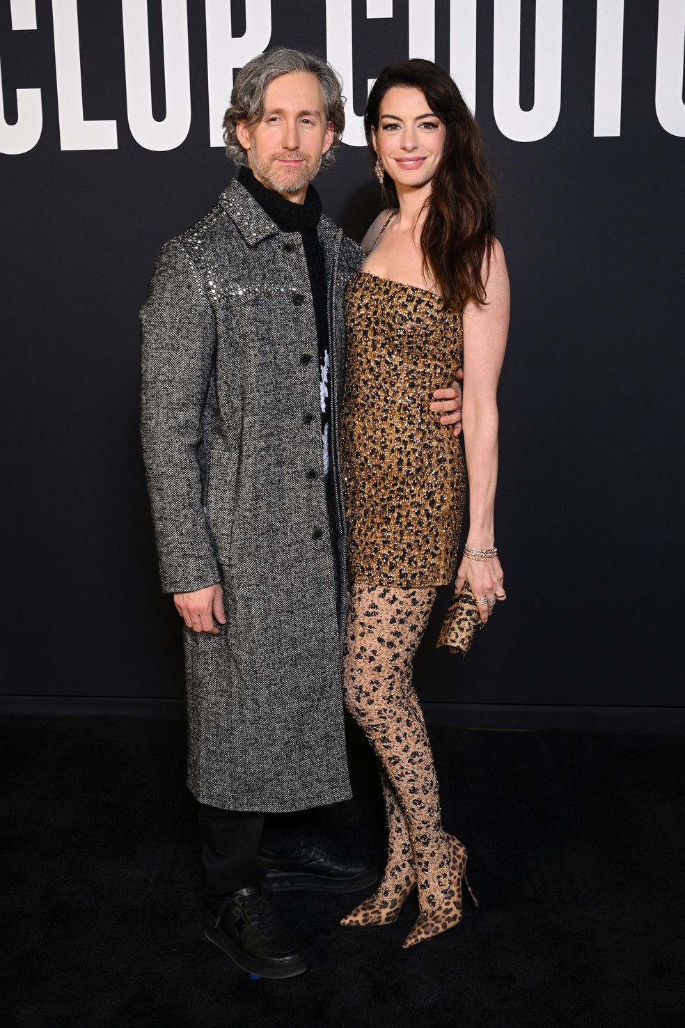 Anne Hathaway, Kylie Minogue, Ashley Park e mais assistem a desfile de ...