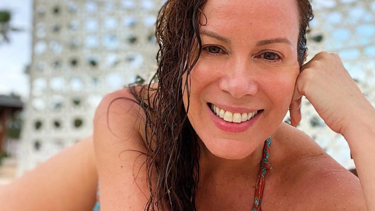 Regina Volpato aproveita feriado para renovar bronzeado na Bahia: 'Em paz'