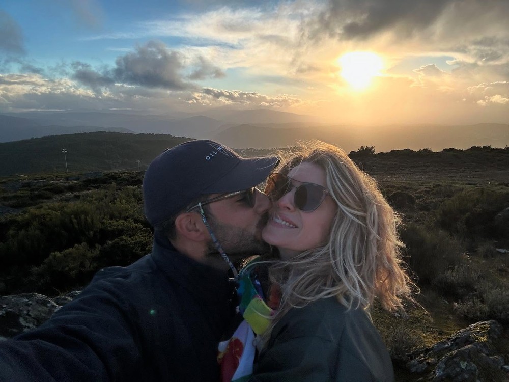 Em momento ousado, Letícia Spiller ganha mordida do namorado português ...