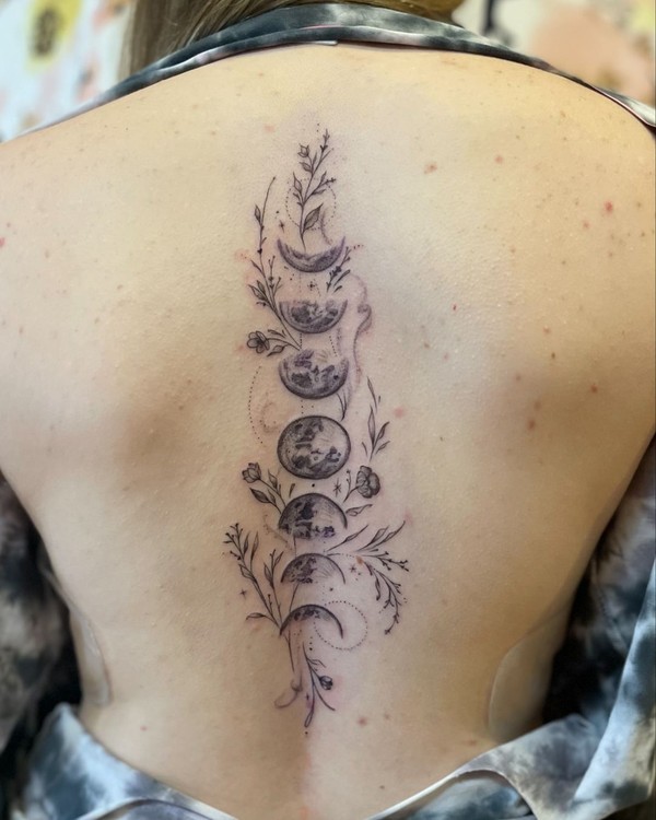 Tatuagem feminina nas costas com as fases da lua: inspire-se no poder do ciclo lunar