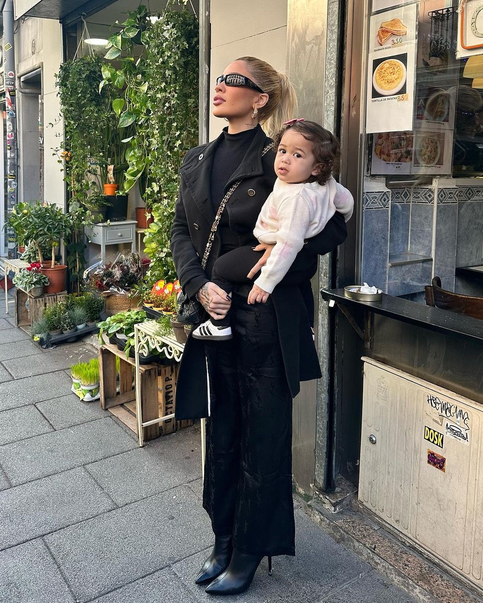 Karoline Lima exibe passeio com Cecília e look da modelo chama a ...