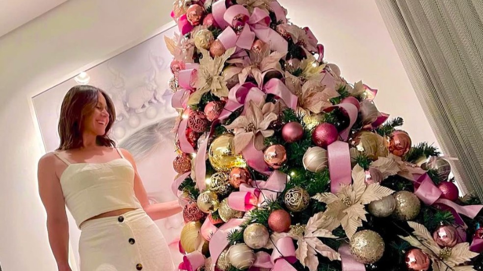 Giovanna Antonelli mostra decoração rosa de sua árvore de Natal e faz ...
