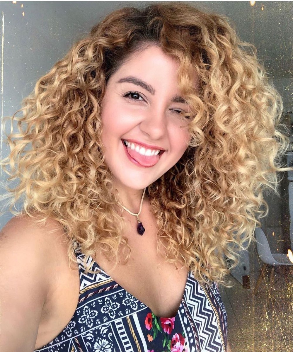 Cabelos cacheados loiros: 15 inspirações para apostar na cor