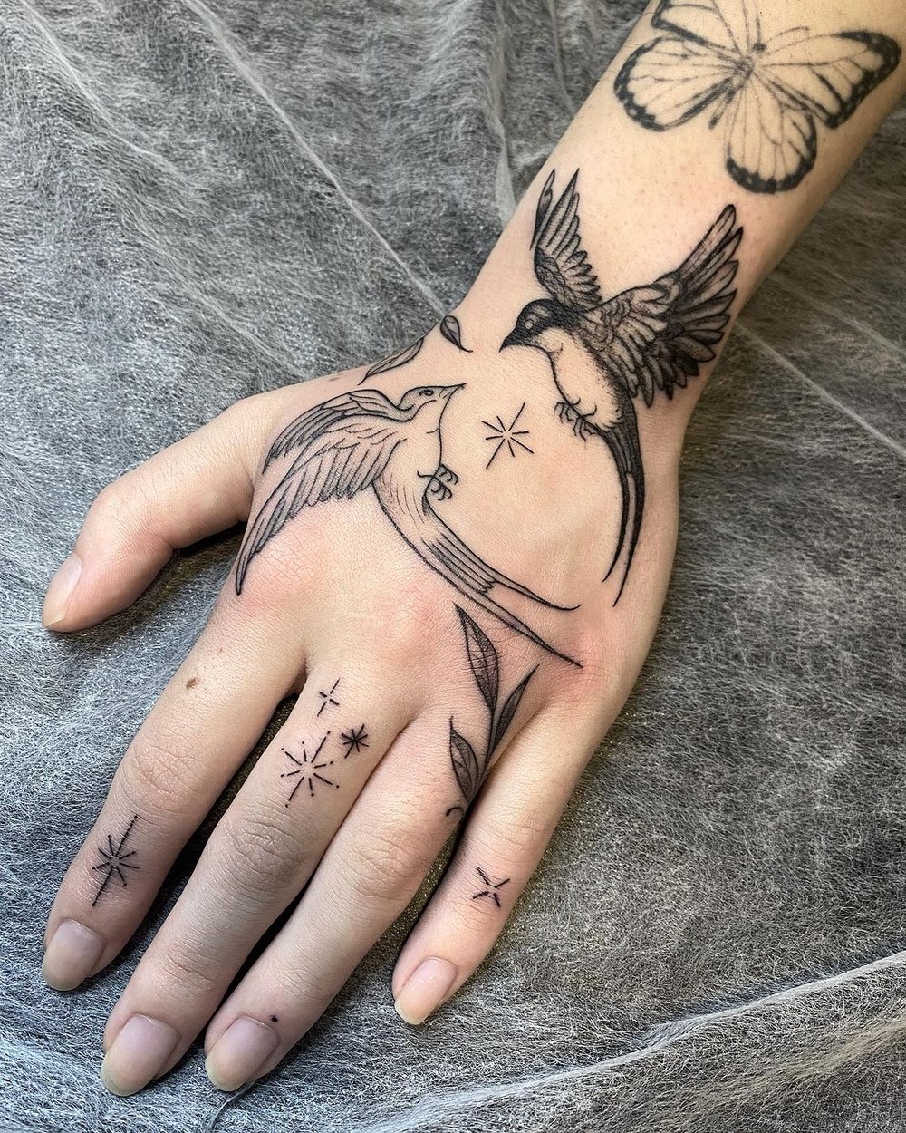 Tatuagem feminina na mão: 15 ideias para inspirar a sua próxima tatto