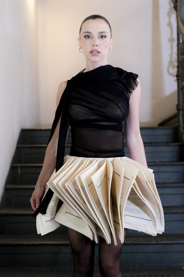 Alice Wegmann usa vestido com trechos de livro de Mário de Andrade em ...