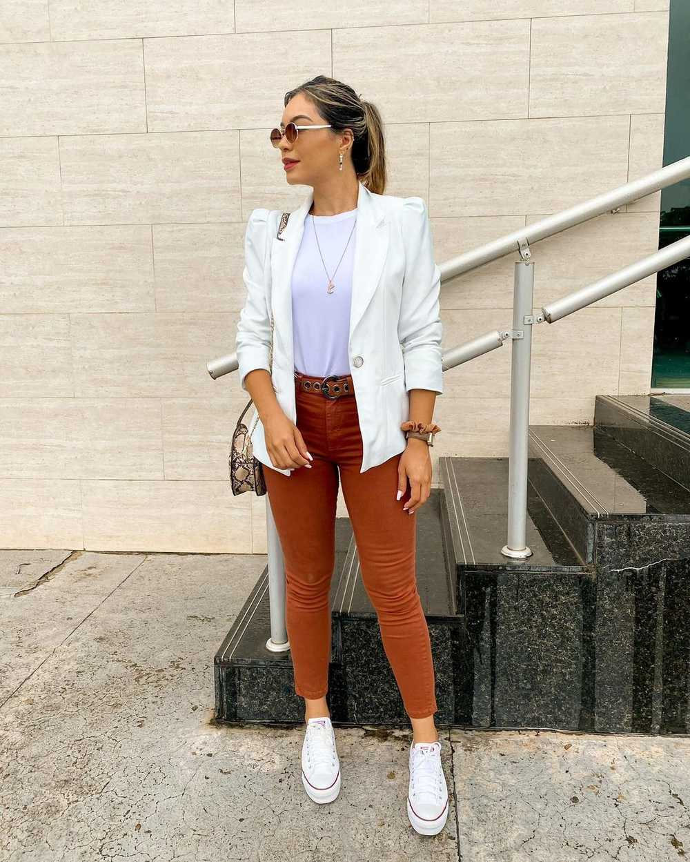 25 maneiras infalíveis de incorporar o All Star branco nos seus looks