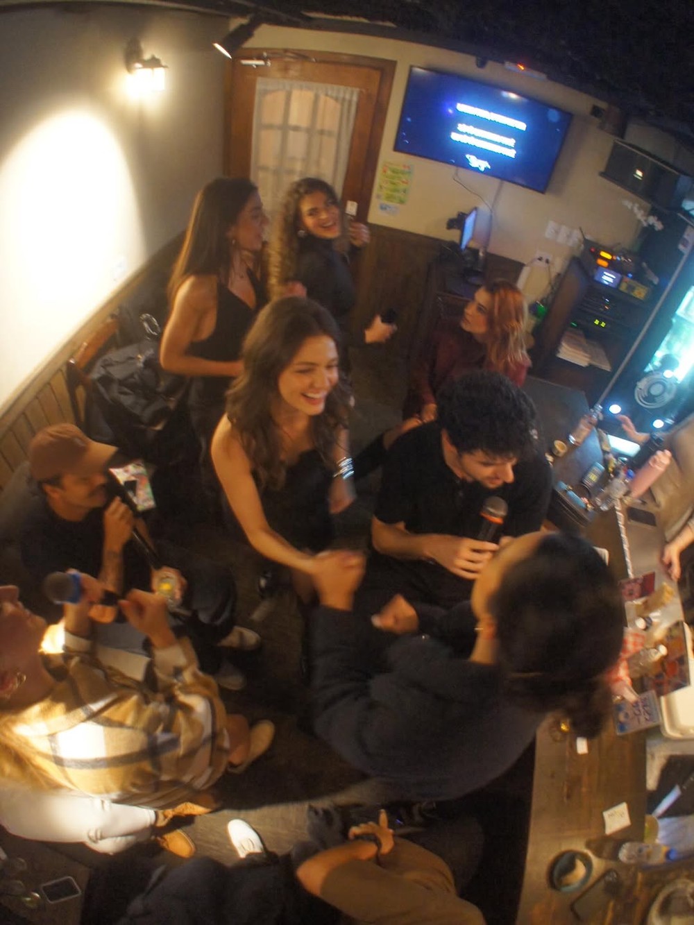 Em karaokê, Vitoria Bohn e o namorado, Caio Castro, soltam a voz durante aniversário de 24 anos ...