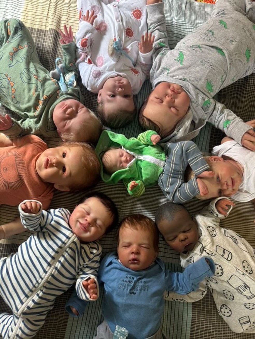 Mulher que coleciona bonecas ultrarrealistas e as leva para a rua ...